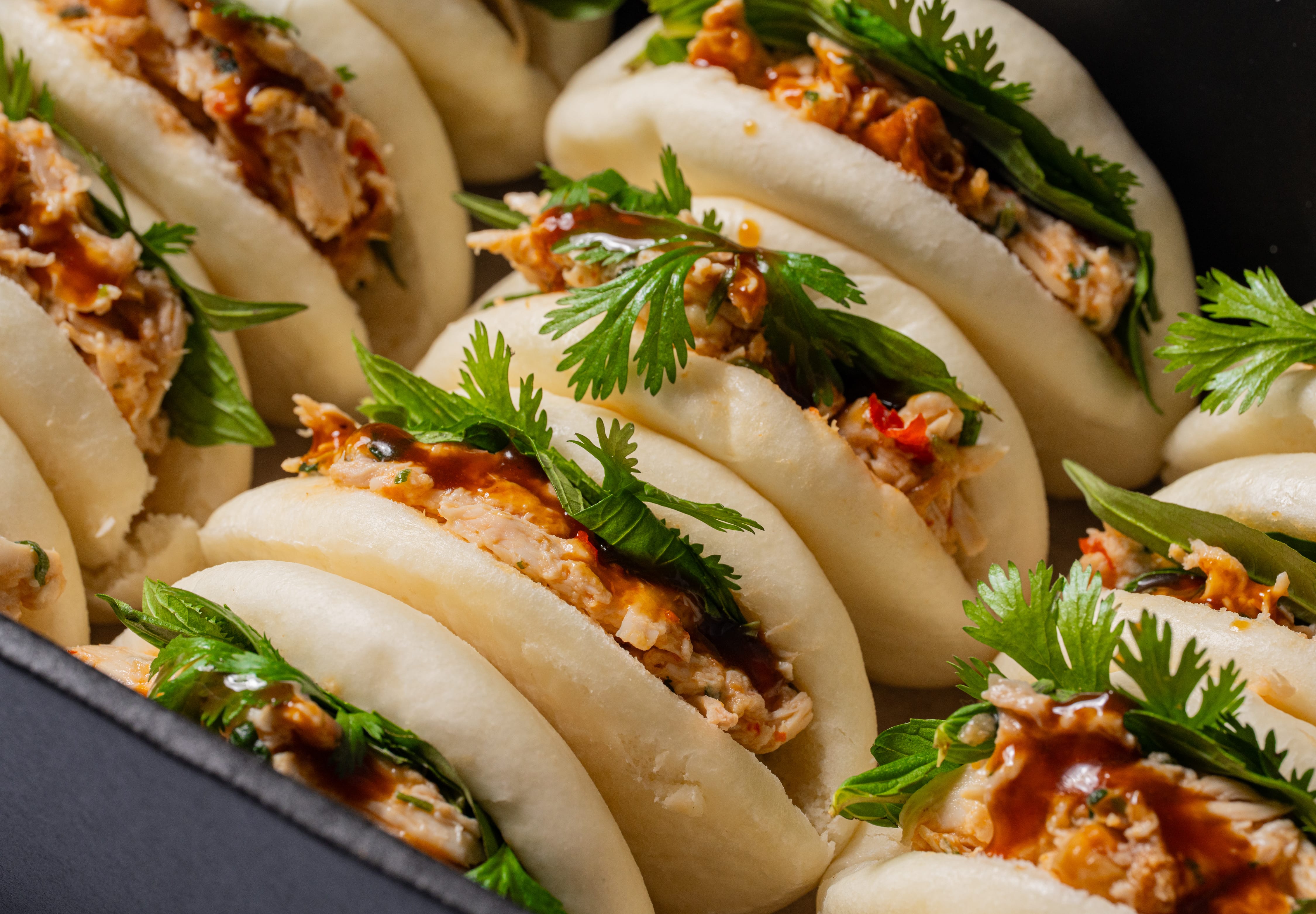 Lemongrass chicken, chilli & mint bao – Catering by Simon Sandall